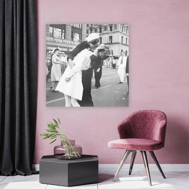 Schilderij Kissing the War Goodbye - FotoprintXL